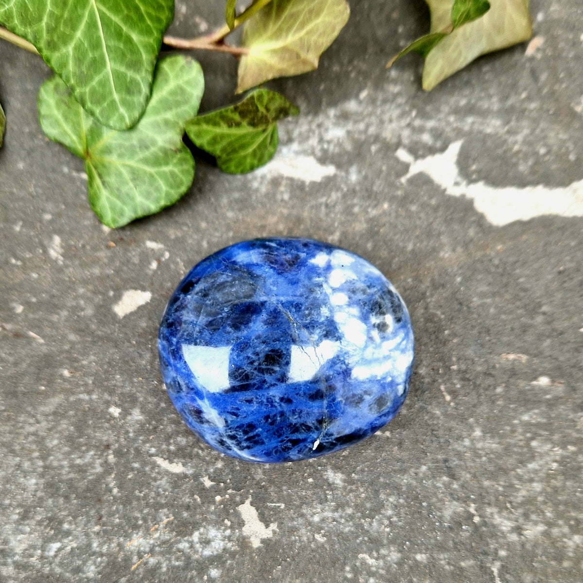 Sodalit, touchstone | Köp Sodalit palmstone hos Kristallakademin